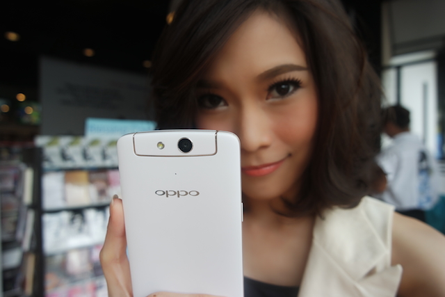 [รีวิว] OPPO N1 Mini มือถือกล้องฟรุ้งฟริ้ง บิดได้ 195 องศา | techfeedthai