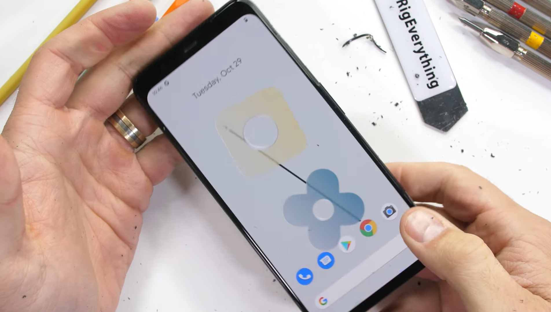 มือถือ Android พันธุ์แท้ Pixel 4 XL โดน JerryRigEverything ทดสอบความ ...