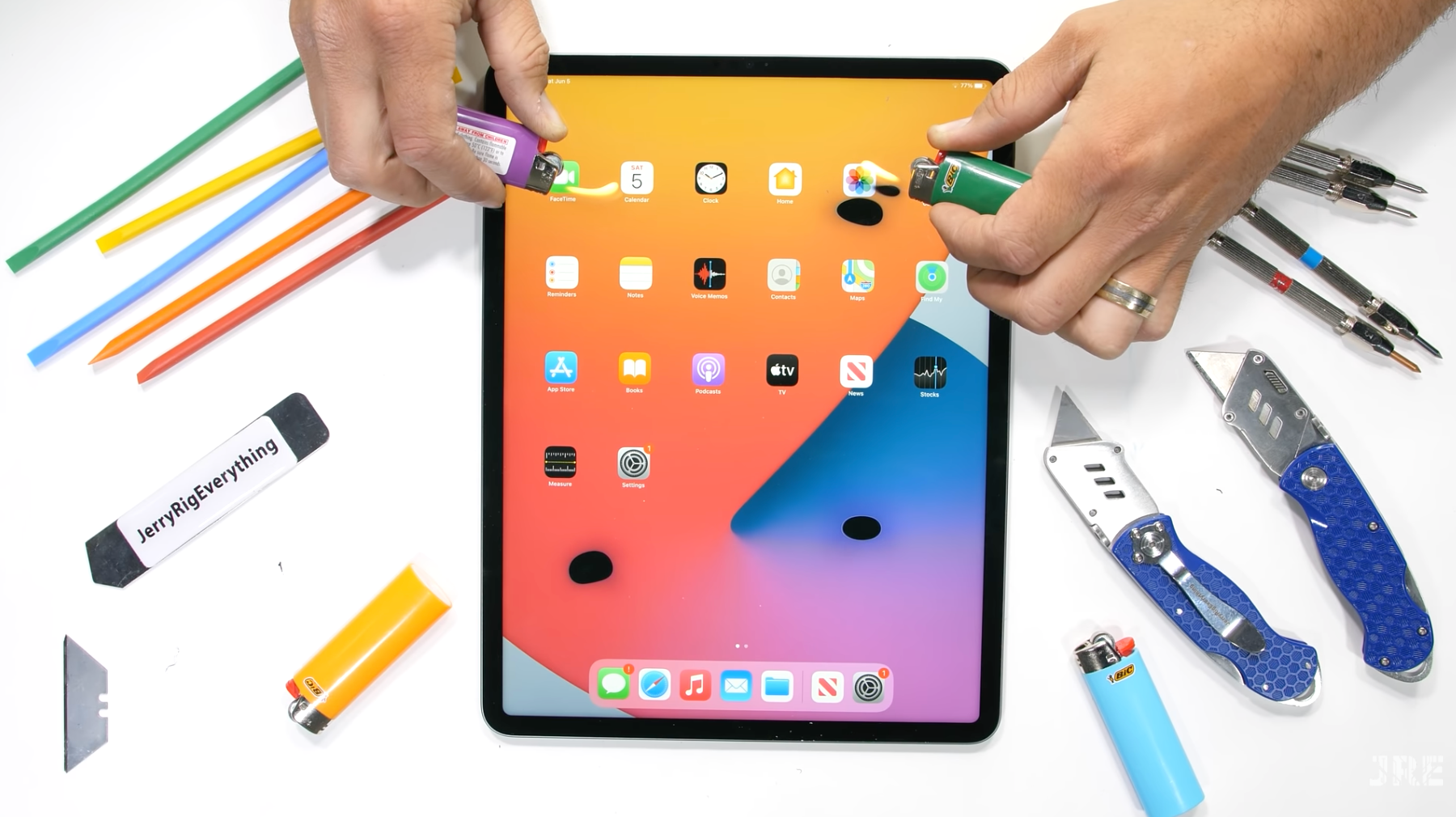 iPad Pro (2021) จอ Mini-LED ถึงมือ JerryRigEverything รอบนี้โดนงอจนจอโค้ง | DroidSans