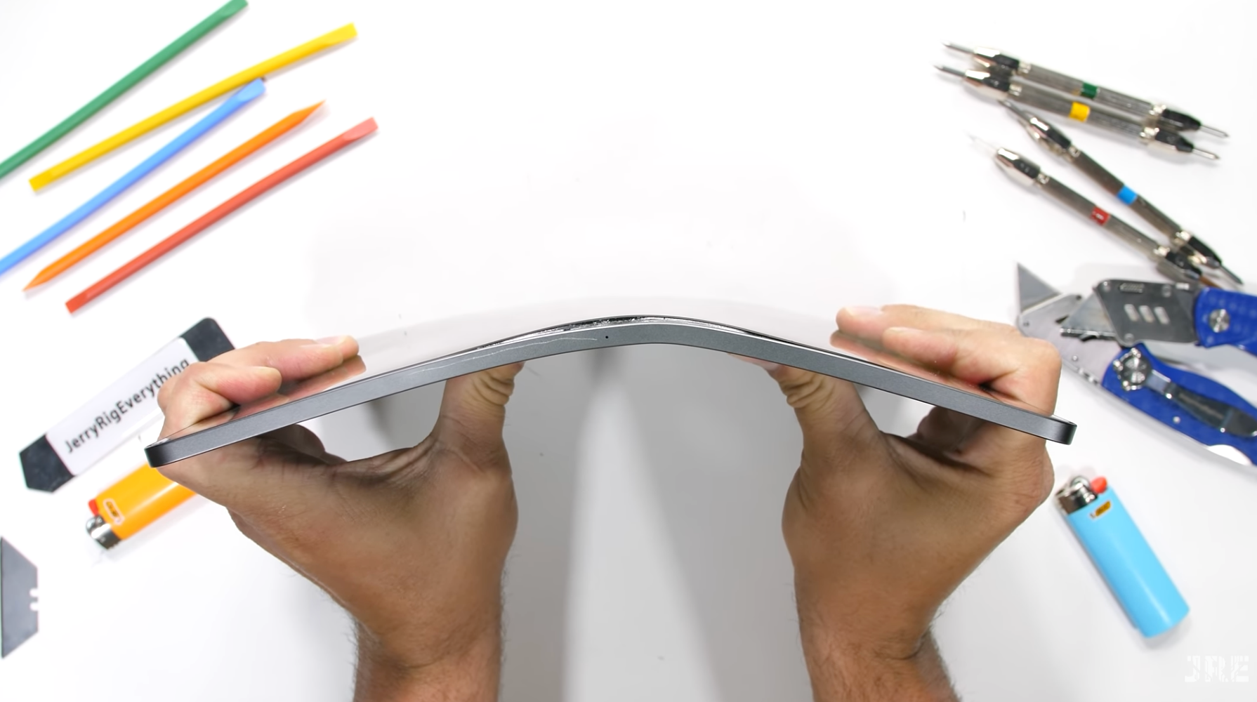 iPad Pro (2021) จอ Mini-LED ถึงมือ JerryRigEverything รอบนี้โดนงอจนจอ ...