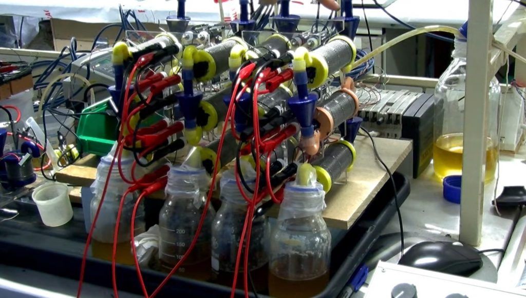 นักวิทยาศาสตร์จากอังกฤษทดสอบเทคโนโลยีใหม่ Pee Power ชาร์จแบตเตอรี่มือ ...