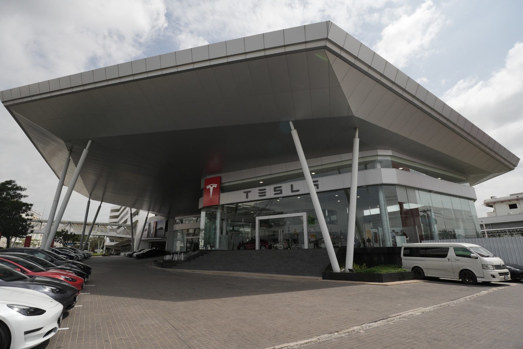 Tesla เปิดศูนย์บริการแห่งแรกในไทยอย่างเป็นทางการ ที่รามคำแหง พร้อมขยาย ...