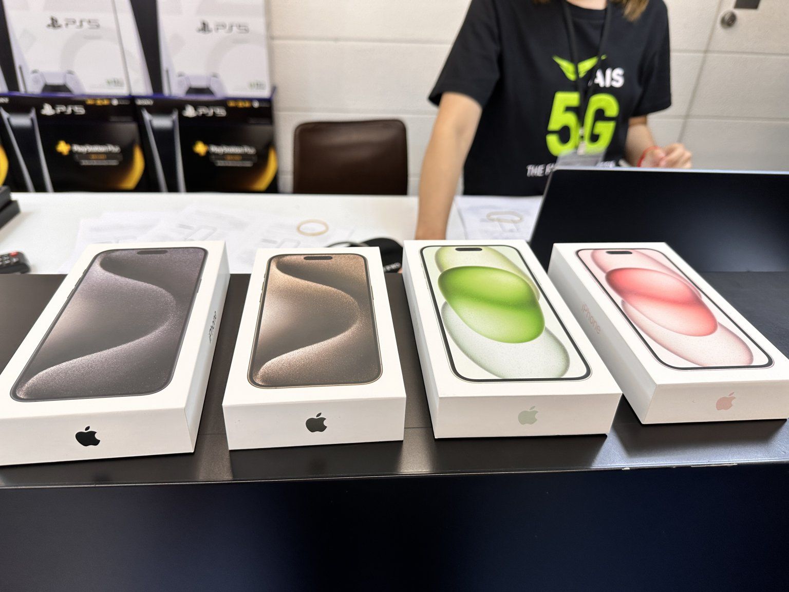 พาไปชมบรรยากาศรับเครื่อง iPhone 15 วันแรก กับ AIS รับก่อนใคร สะดวกกว่า ...