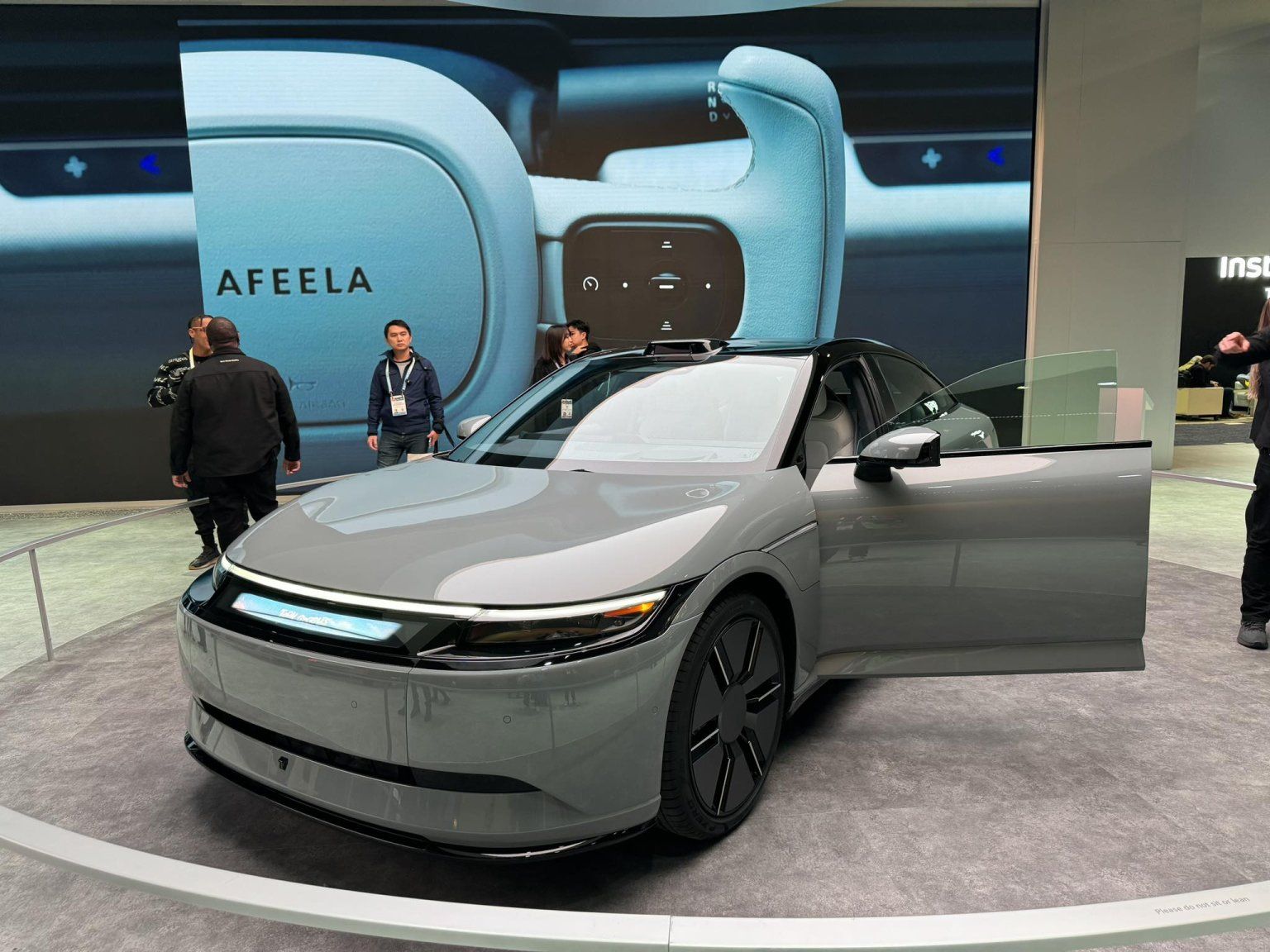 Sony บังคับรถยนต์ไฟฟ้า AFEELA ด้วยคอนโทรลเลอร์ PlayStation 5 โชว์ในงาน CES 2024 | DroidSans