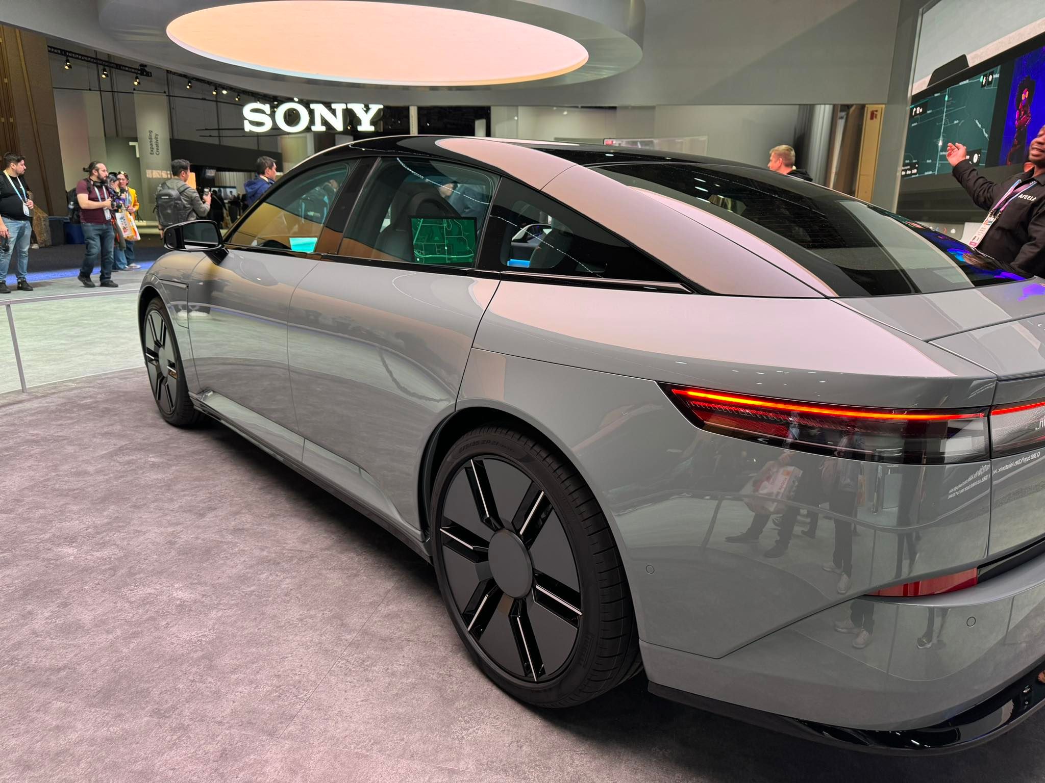 Sony บังคับรถยนต์ไฟฟ้า AFEELA ด้วยคอนโทรลเลอร์ PlayStation 5 โชว์ในงาน CES 2024 | DroidSans