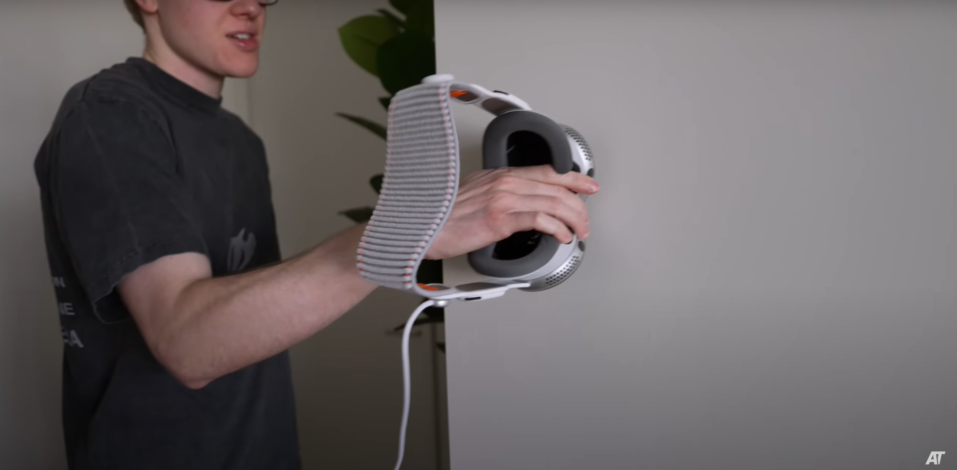 YouTuber รีวิว Apple Vision Pro ราคา 1.3 แสน ทดสอบความแกร่ง จะทนทานสม ...