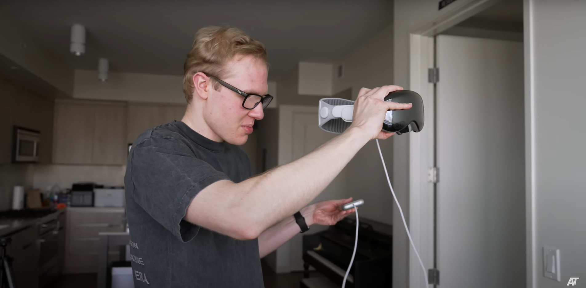 YouTuber รีวิว Apple Vision Pro ราคา 1.3 แสน ทดสอบความแกร่ง จะทนทานสม ...