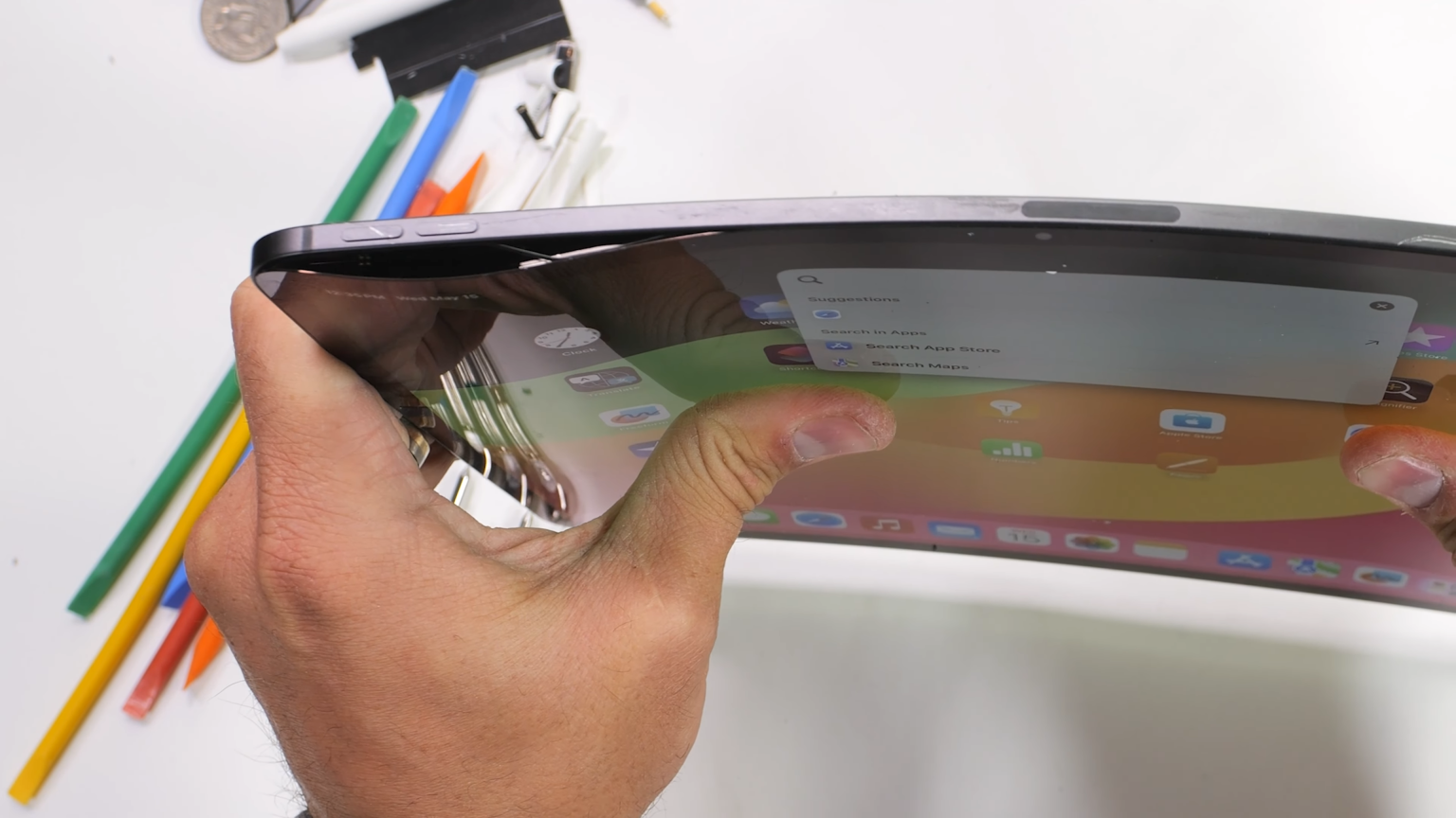 อย่างยับ iPad Pro ชิป M4 2024, Apple Pencil pro และ Magic Keyboard ถูก JerryRigEverything ทดสอบ ...