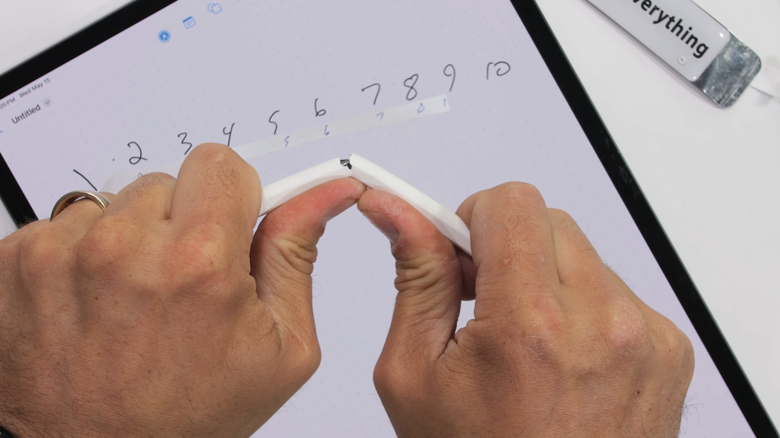 อย่างยับ iPad Pro ชิป M4 2024, Apple Pencil pro และ Magic Keyboard ถูก JerryRigEverything ทดสอบ ...