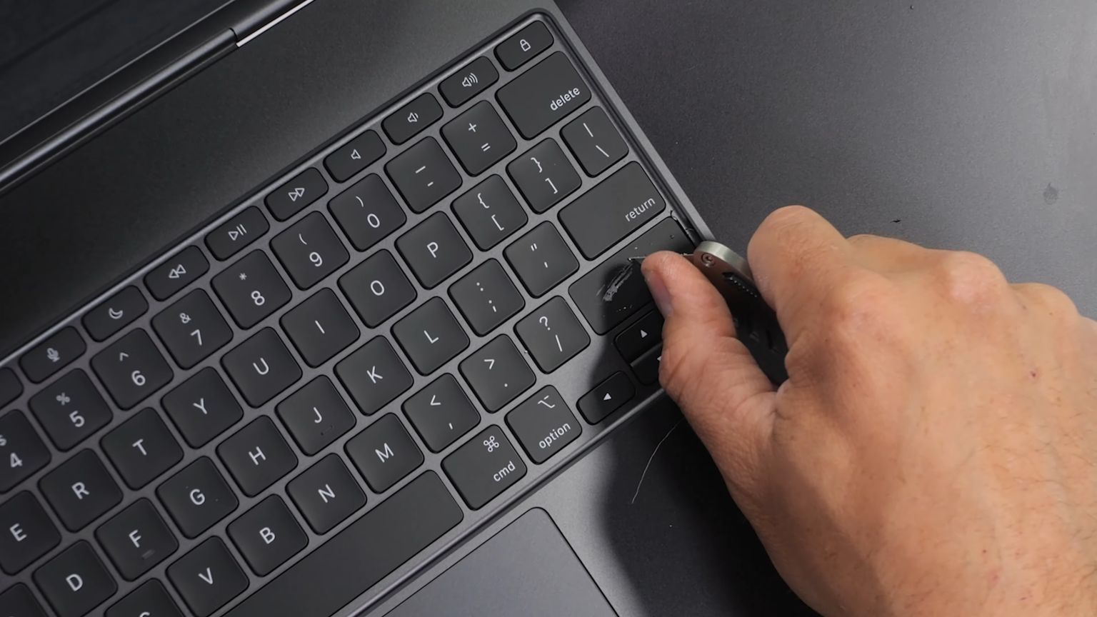 อย่างยับ iPad Pro ชิป M4 2024, Apple Pencil pro และ Magic Keyboard ถูก JerryRigEverything ทดสอบ ...