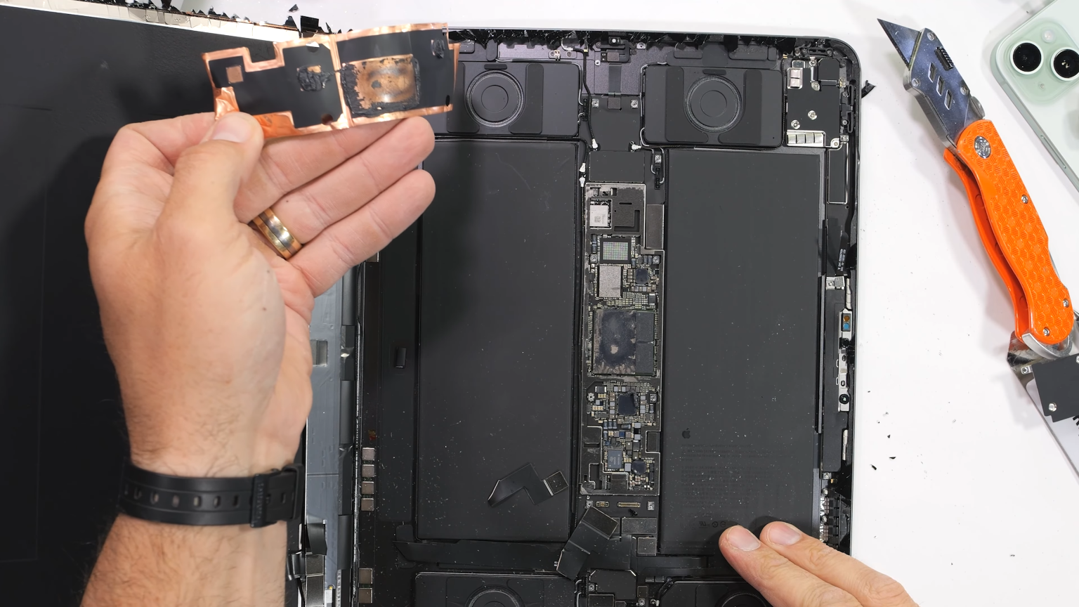 อย่างยับ iPad Pro ชิป M4 2024, Apple Pencil pro และ Magic Keyboard ถูก JerryRigEverything ทดสอบ ...