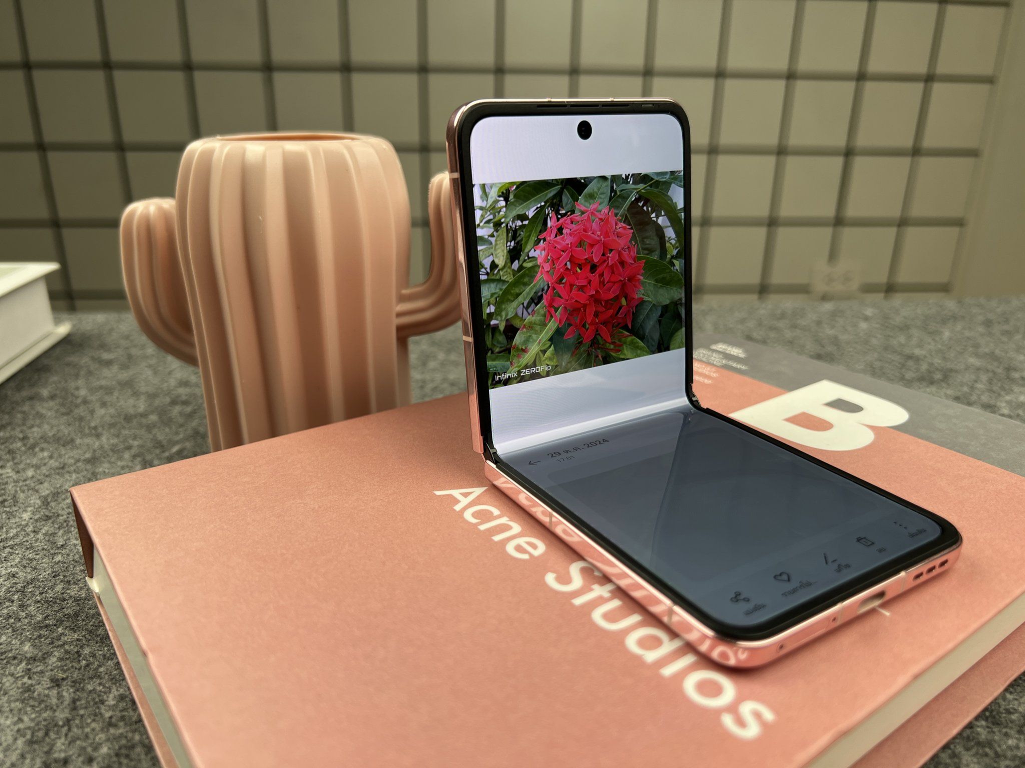 รีวิว Infinix Zero Flip มือถือจอพับดีไซน์น่ารัก ราคาน่าคบ ถ่ายวิดีโอ 4K ...