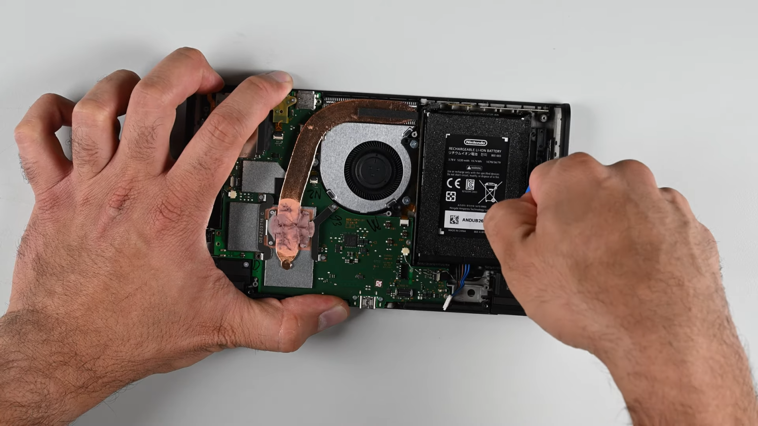 iFixit ชำแหละ Nintendo Switch 2 ให้คะแนน 3/10 ซ่อมยากกว่ารุ่นแรก ส่วน ...