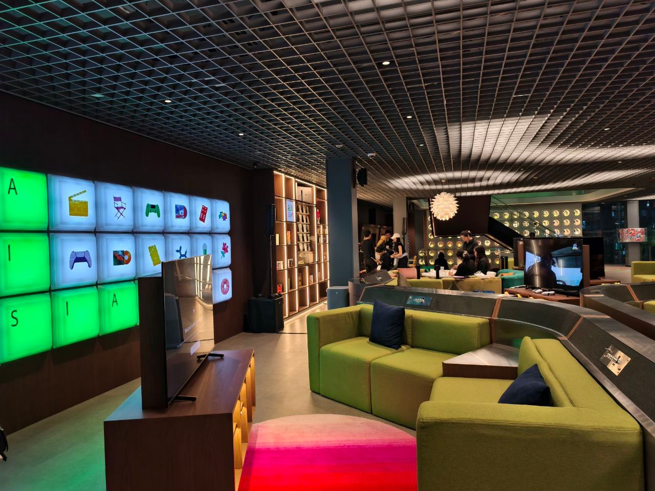 พาไปดู AIS SIAM แลนด์มาร์กใหม่ใจกลางสยาม มีทั้งคาเฟ่, โซนเกม, Co-Playing และ Studio เหมาะกับ Gen ...