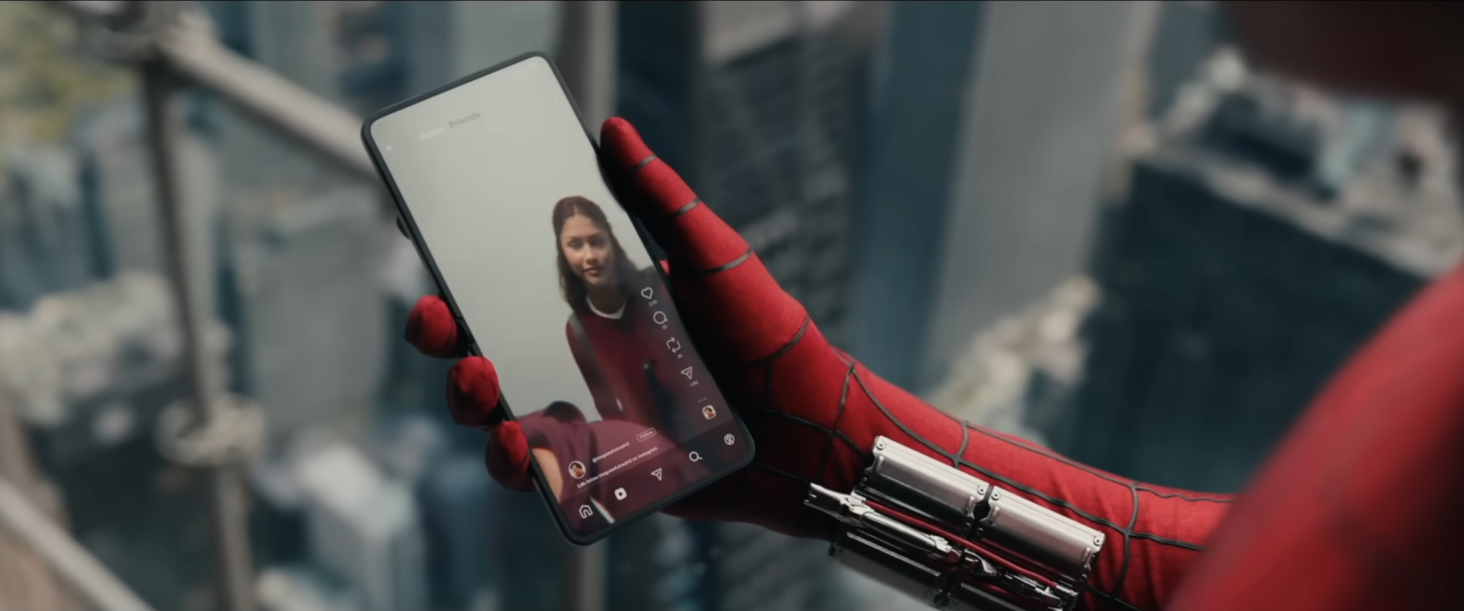Spider Man ใช้มือถือจอพับ Galaxy Z Flip ในตัวอย่างใหม่ล่าสุดของ 'Spider ...